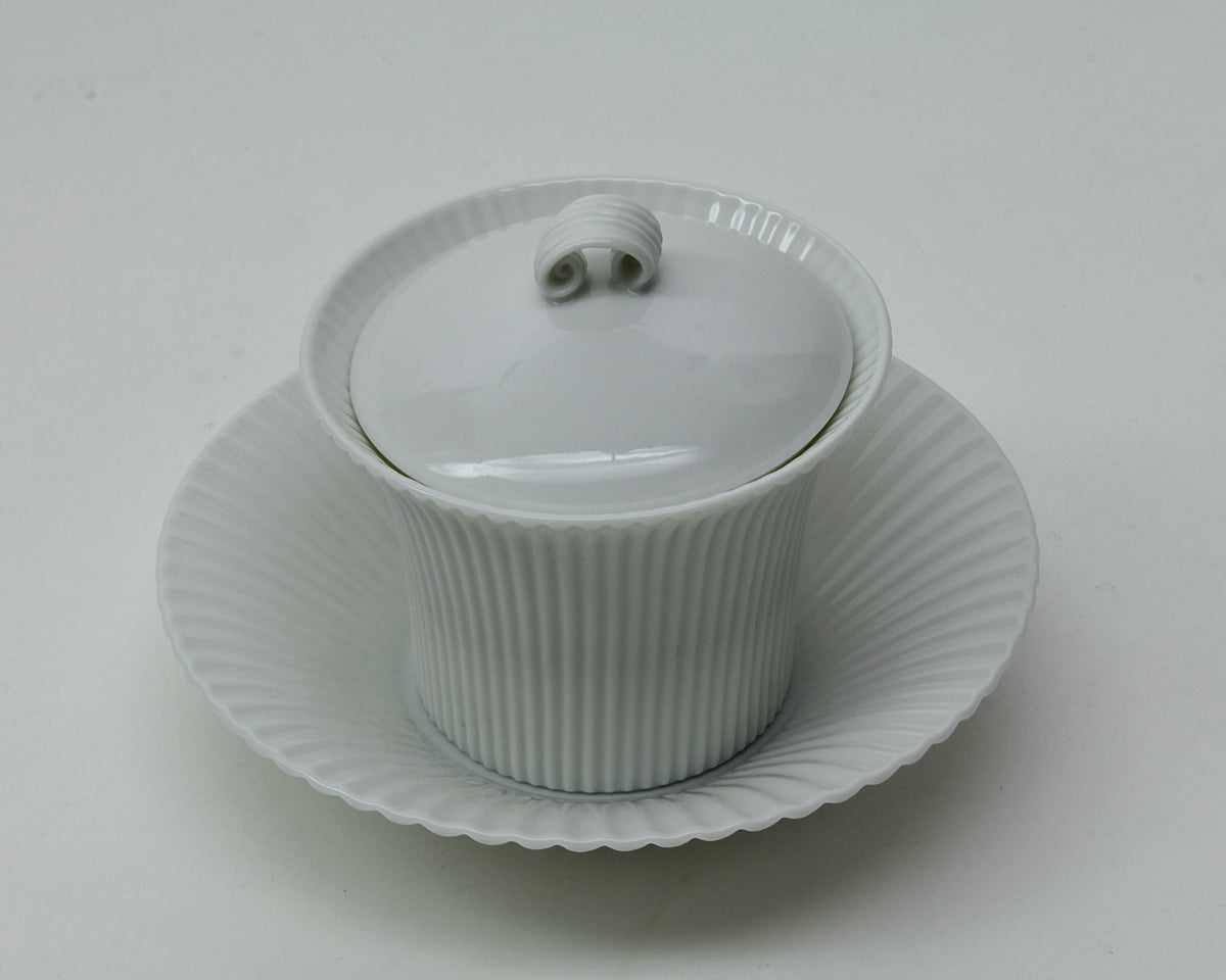 Aune Siimes Lautanen & kuppi kannella – Bisarri